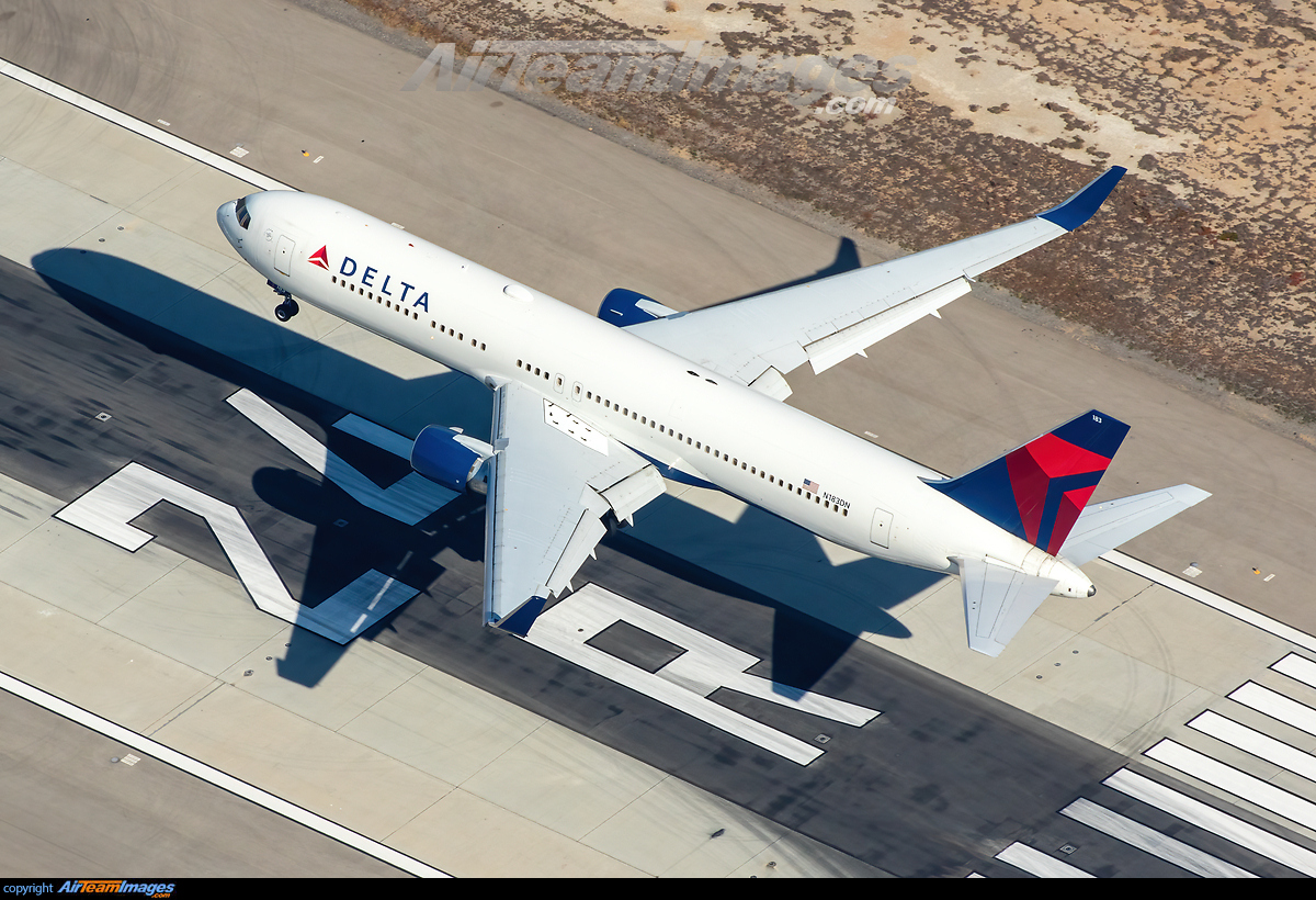 Boeing 767-332/ER - Large Preview - AirTeamImages.com