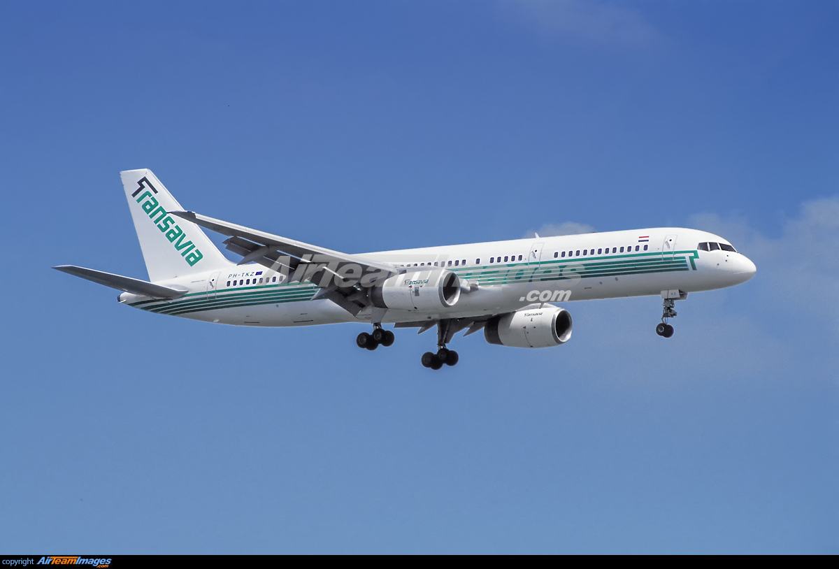Boeing 757-236 - Large Preview - AirTeamImages.com