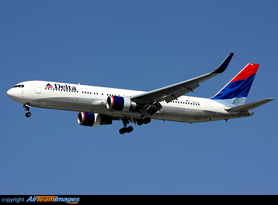 Boeing 767-332ER (N1610D) Aircraft Pictures & Photos - AirTeamImages.com